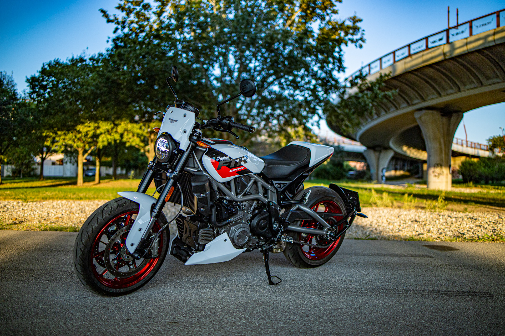 TEST: Indian FTR 1200 Sport – Mestský chuligán s dokonalou vizážou a ...
